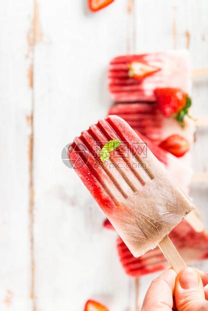 来自草莓果汁和椰子牛奶的自制VeganStrawberry冰棒以浅木质背景制作高清图片下载 正版图片505267424 摄图网