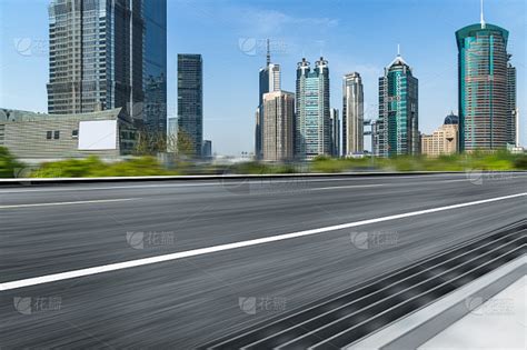 以城市景观为背景的中国城市交通道路