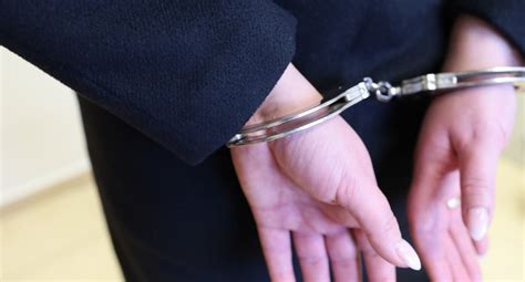 Policjanci zatrzymali kobietę która wyrzuciła psa przez balkon PORZĄDEK