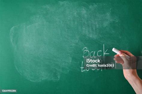 여성 교사들은 학교 게시판에 편지를 쓰고 학교 흰색 분필로 돌아갑니다 다시 학교에 개념 디자인을 위해 모의 공간을 복사합니다 교육 개념 9월에 대한 스톡 사진 및 기타