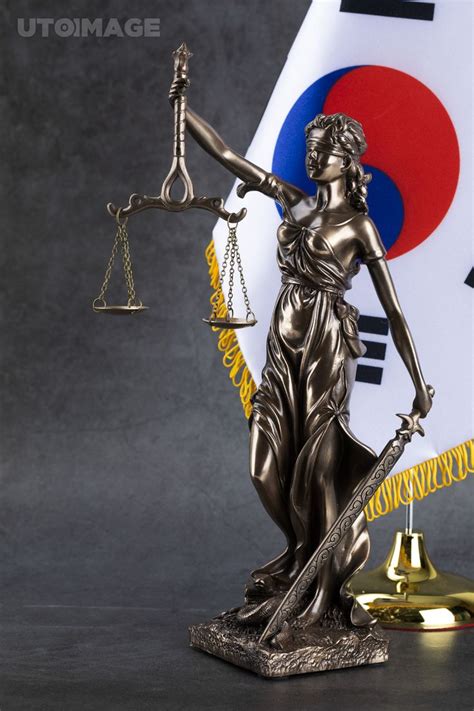 범죄와 법률 정의의 여신상과 태극기 Pho732 유토이미지 사진 오브젝트 생활 Pho732a 실내 스튜디오