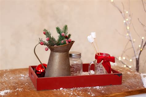 구리 용기와 전나무 가지가 테이블에 서 있습니다 크리스마스 장식 천연 소재로 만든 새해 장식의 개념 트레이에 있는 거리 카페의 용기와 컵에 있는 크리스마스 트리 가지 0명에