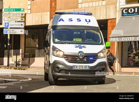 Flashing Blue Lights Ambulance Hi Res Stock Photography And Images Alamy