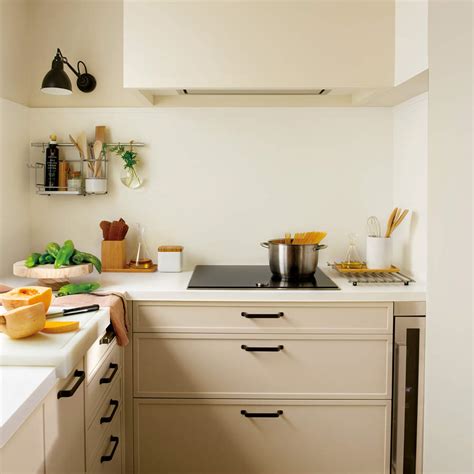 Cómo decorar una cocina estrecha y te quede como en la revista El