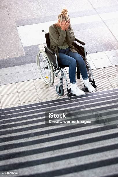 필사적으로 보이는 계단 앞에서 휠체어를 탄 여성 건강 진단에 대한 스톡 사진 및 기타 이미지 건강 진단 건강관리와 의술