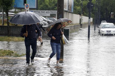 Maltempo Milano Strade Allagate Esonda Il Seveso
