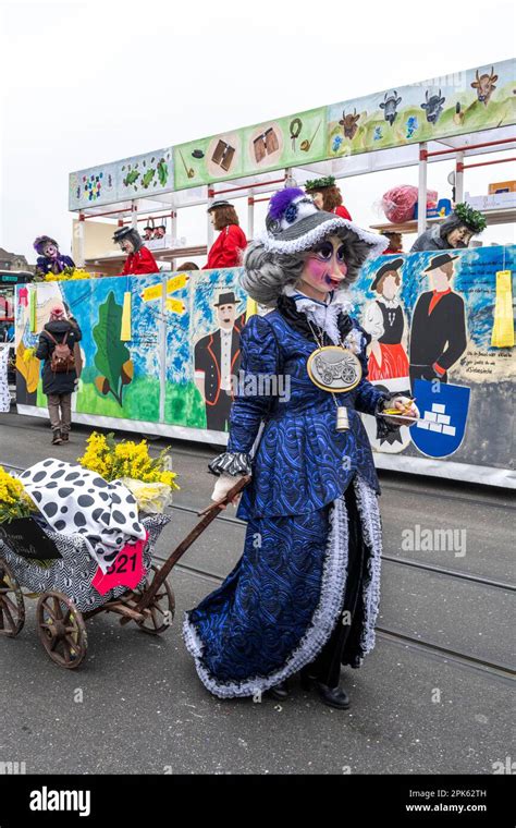 Alte Tante Und Wagen Auf Der Basel Fasnacht Parade In Der Schweiz