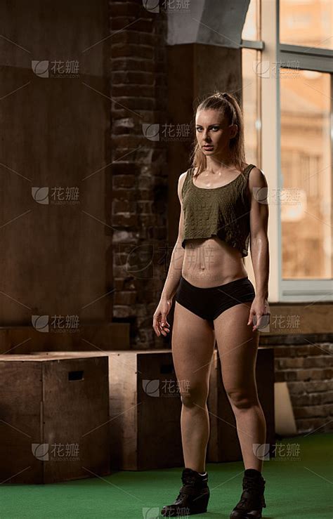 苗条、运动、肌肉发达的女人