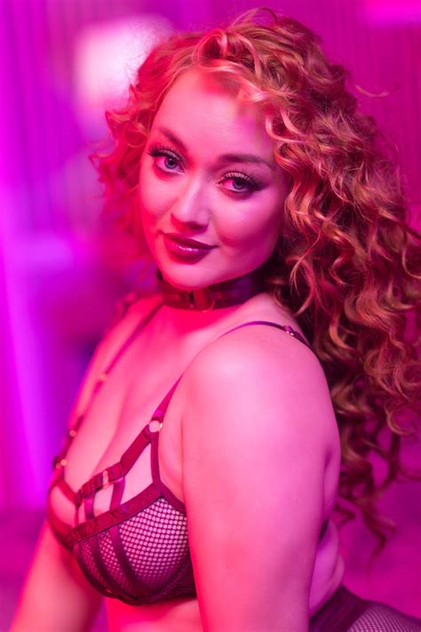 Curly Beauty Emma Magnolia Strips Naked While Playing With Sextoys 19