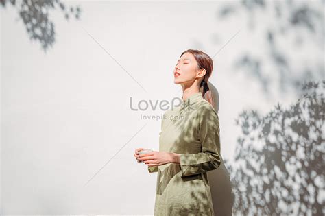 고대 스타일 아름다운 소녀 차를 마시는 사진 무료 다운로드 Lovepik