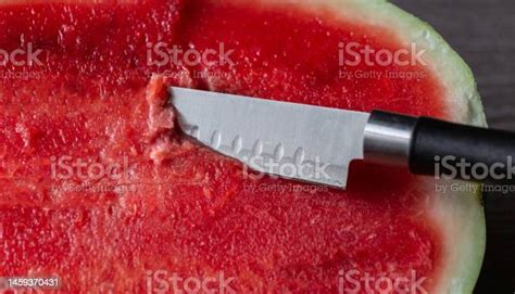 여름에 식탁에 칼로 자른 신선한 수박의 클로즈업 평면도 칼로 빨간색 잘 익은 수박 빨간 수박의 펄프에 날카로운 부엌 칼 건강한 식생활에 대한 스톡 사진 및 기타 이미지