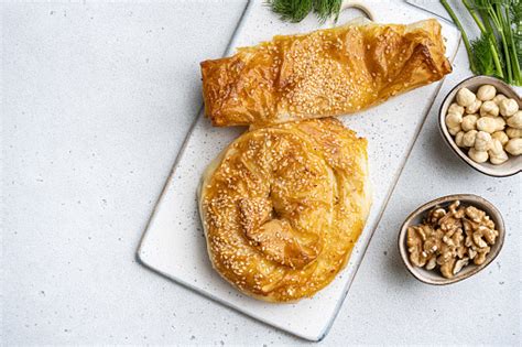 회색 콘크리트 테이블 배경에 치즈로 채워진 터키 과자 평면도 텍스트를 위한 복사 공간 0명에 대한 스톡 사진 및 기타 이미지