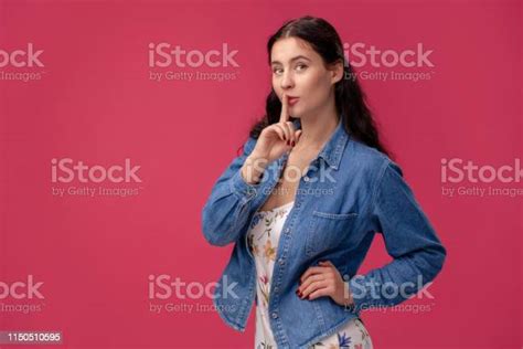 밝은 드레스와 스튜디오에서 분홍색 배경에 서 파란색 셔츠에 예쁜 젊은 여자의 초상화 사람들은 진심으로 감정 갈색 머리에 대한
