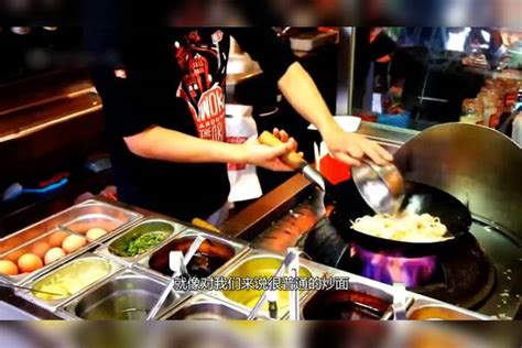 大哥国外街头摆摊卖炒面，出摊就被围观，这技术让老外佩服！