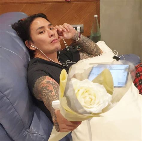 แทค ภรัณยู โชว์โหมดหวาน มอบดอกไม้ เบลล์ วันครบรอบแต่งงาน แคปชั่นอย่างเด็ด