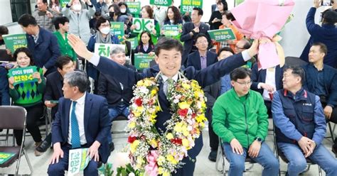 부인 이어 남편도 울산시교육감울산 보궐선거 천창수 후보 당선