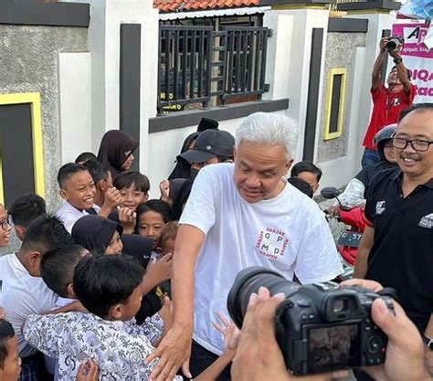 Potret Ganjar Pranowo Nginap Di Rumah Guru Honorer Warga Tumplek Blek