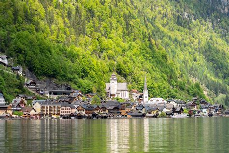 집 밖의 Salzkammergut 가톨릭 건물 건축 경치 경치가 좋은 고요한 관광 교회 그림 같은 기독교