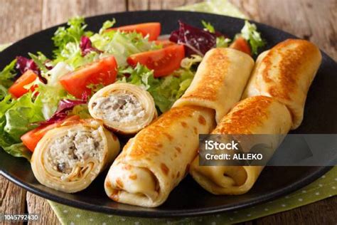 신선한 야채 샐러드와 치킨 치즈와 버섯 클로즈업 크레페 롤 가로 0명에 대한 스톡 사진 및 기타 이미지 0명 건강한 식생활 검은색 Istock