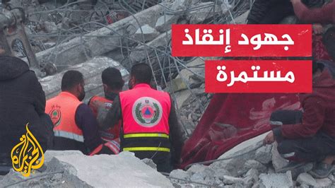 فرق الدفاع المدني تنجح في انتشال جثمان شهيد من تحت الأنقاض في مدينة رفح