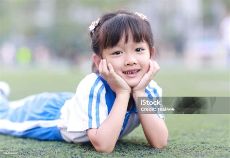 학교 운동장에서 소녀 4 5세에 대한 스톡 사진 및 기타 이미지 4 5세 6 7 살 검정 머리 Istock