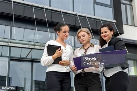비즈니스 팀 건물 밖에서 포즈를 취하는 폴더와 태블릿을 입은 세 명의 여성 3 명에 대한 스톡 사진 및 기타 이미지 3 명 개념 건축물 Istock