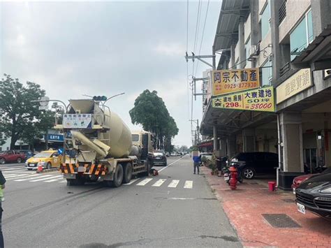 混凝土車右轉碰撞直行機車 驚險女騎士腳卡車輪下 新聞 中時