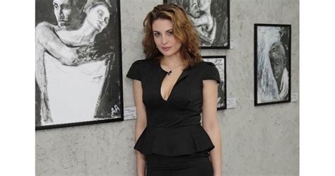 Диана Димитрова отрупана с цветя за изложбата