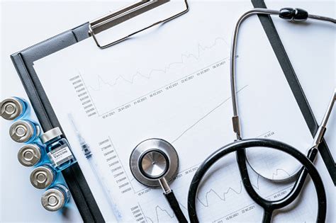 그래픽 차트 의료 인포그래픽 의사 건강 청진기 및 병원 배경에 대한 분석 예방 접종 통계 연구 데이터 경제 스프레드시트 및