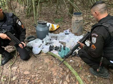 PM apreende mil pinos de cocaína na região RJ Interior