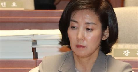 조국 사퇴 피켓 놓는 나경원 원내대표