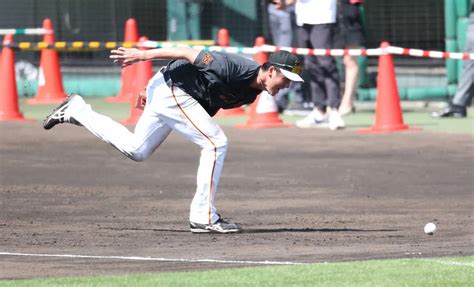 ＜巨人 那覇キャンプ＞ノックの打球に追いつけない秋広 （撮影・西川祐介） ― スポニチ Sponichi Annex 野球