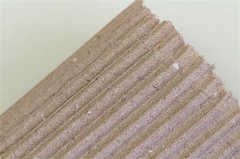 포장을 위한 크래프트 종이 질감 줄무늬 패턴 질감 배경입니다 흰색 배경에 분리된 찢어진 판지 조각 가장자리가 찢어진 골판지 평면도 0명에 대한 스톡 사진 및 기타 이미지