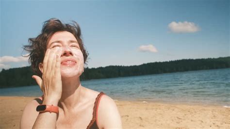 Older Woman Putting On Sunscreen Videos And Hd Footage Getty Images