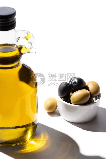 瓶装橄榄油近绿橄榄和黑高清图片下载 正版图片504109983 摄图网