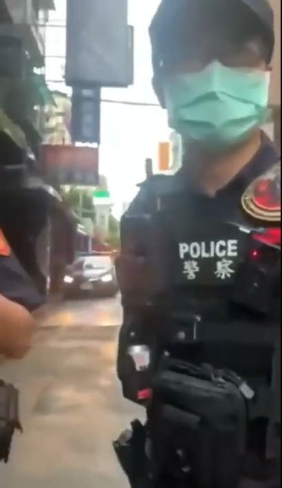 影／她紅線違停堵巷勸離還不走 囂張嗆警：有牌流氓