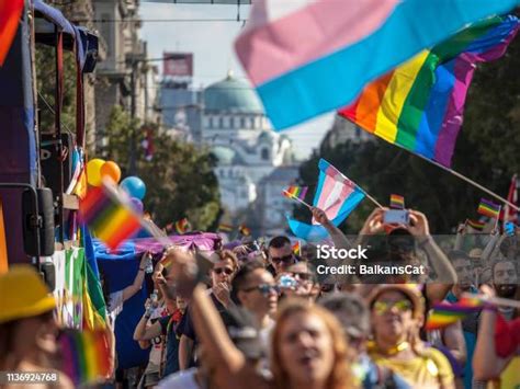 Kerumunan Orang Mengangkat Dan Memegang Bendera Gay Pelangi Dan Bendera