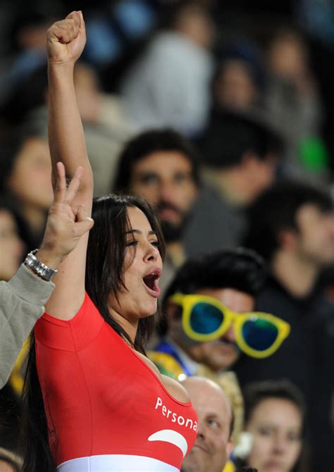 Aksi Suporter Cewek Yang Meniru Aksi Larissa Riquelme Wagz Hot