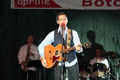 Stefan Banica Jr Cantando Frente A Los Espectadores En Un Escenario