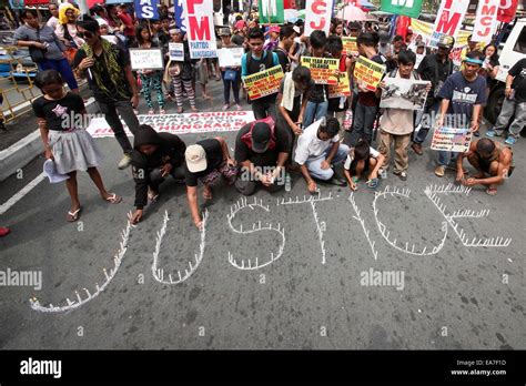 Manila Philippines 8th Nov 2014 Activists Light Candles That Form