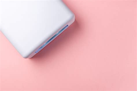 핑크 바탕에 손톱에 대 한 Uv 램프 조명입니다 최고의 볼 수 있습니다 플랫이 하다 공간에 복사 합니다 최소한의 창조적인