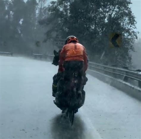 Vídeo Ni El Mal Tiempo Frena A Egan Bernal