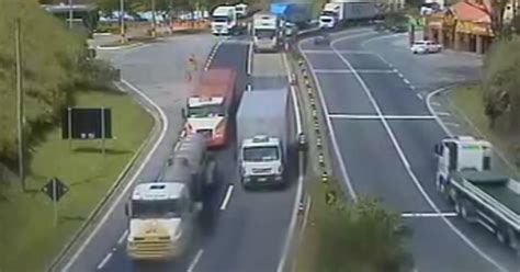 G1 Carreta Tomba E Congestiona Trânsito Na Via Dutra Em Piraí Rj
