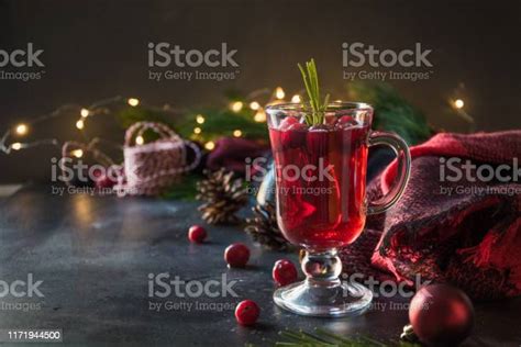 크리스마스 크랜베리와 사과 멀드 와인 은 검은 색에 로즈마리와 전나무 가지를 장식합니다 Xmas 음료 크랜베리에 대한 스톡 사진
