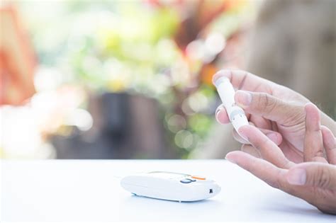 포도 당 미터 의료 의료 혈당을 체크 하 고 확인 하는 손가락 당뇨병 Glycemia 그리고 사람들이 개념에 랜 싯을 사용 하