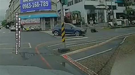 疑未注意車前狀況 64歲女駕駛左轉撞倒行人