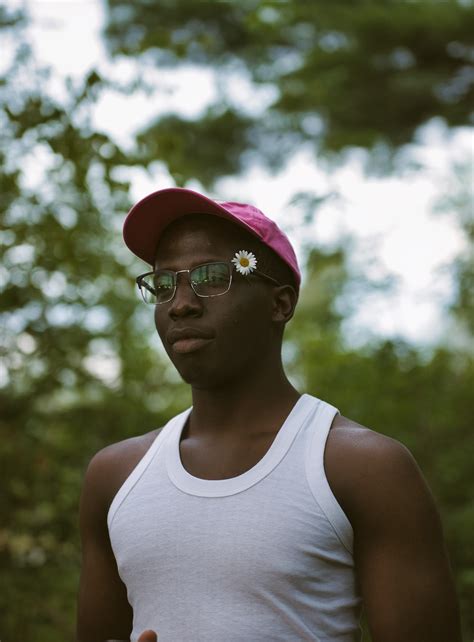 Une Femme Portant Un Chapeau Et Des Lunettes Photo Photo Sur Gratuite