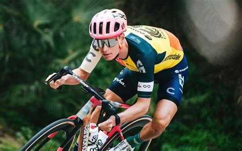 Giro 2023 Ef Education Easypost Se Pare Dun Maillot Spécial Totalvelo