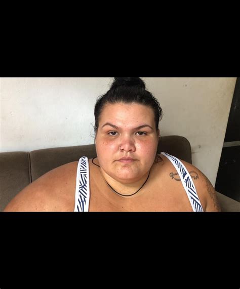 Thais Carla passa sábado em casa mas relembra clique na praia