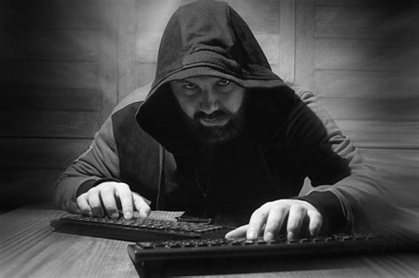 후드의 해커는 앉아서 컴퓨터 뒤에 작동 금지됨에 대한 스톡 사진 및 기타 이미지 금지됨 남성 남자 Istock